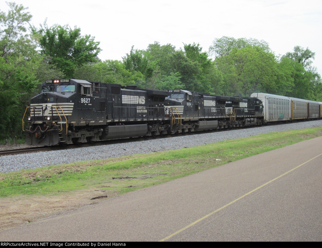 NS 9627 leads two other Dash-9's on NS 23N